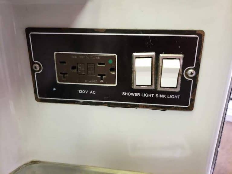 Amtrak Superliner Bedroom on Coast Starlight Review | SingleFlyer